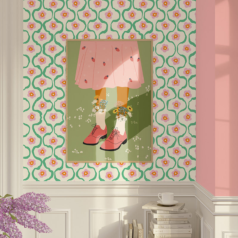 WIGGLE WIGGLE CREAM WALLPAPER – OhSoDaisy